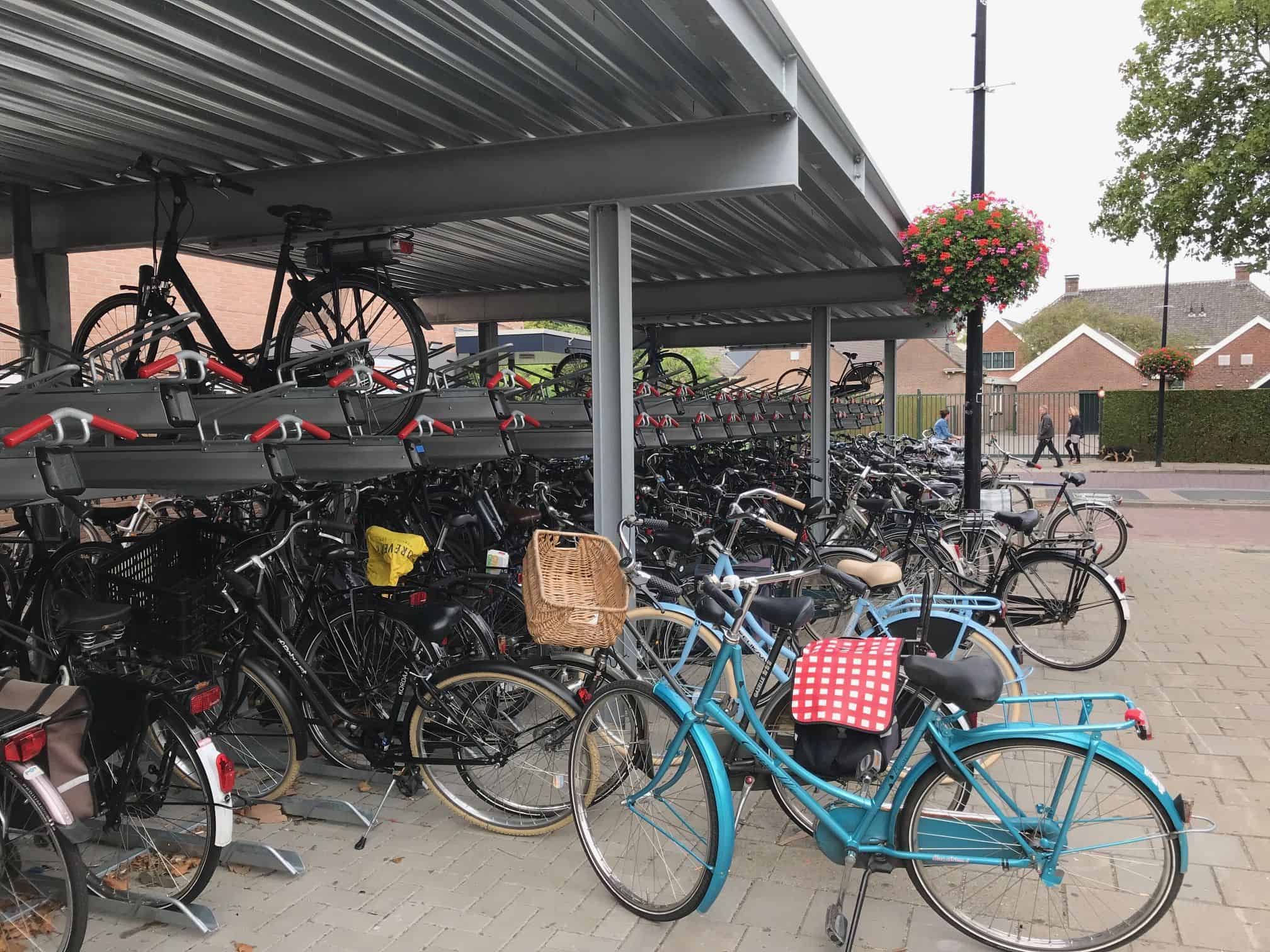 Fout parkeren? Op de bon bij busstation! - Rond Haaksbergen