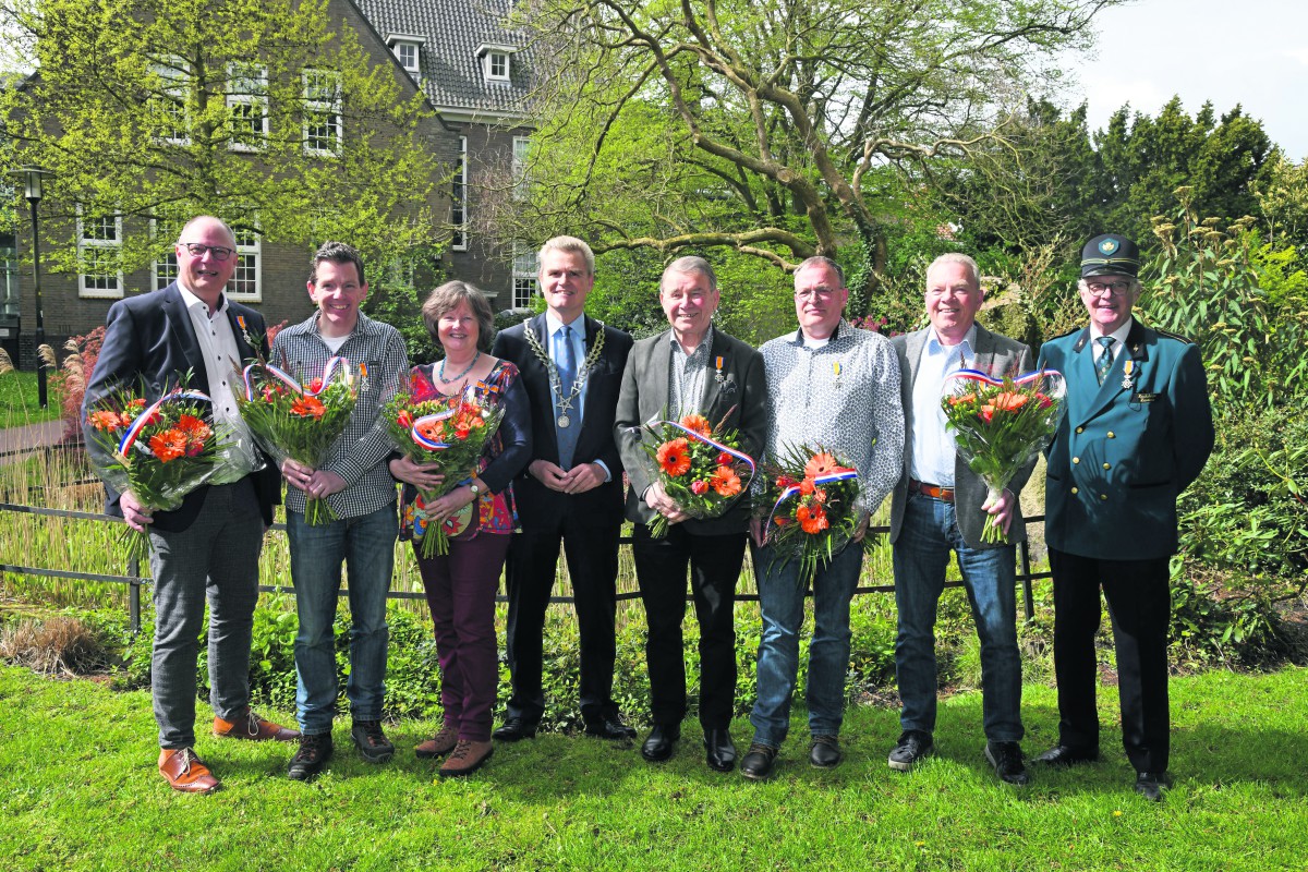 Lintjes regenen neer op acht Haaksbergenaren - Rond Haaksbergen