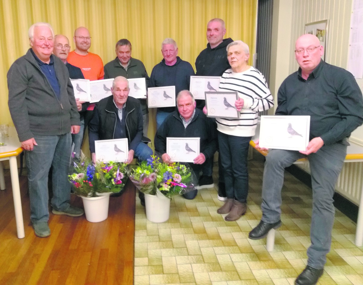 Kampioenen van postduiven vereniging Onze Sport - Rond Haaksbergen
